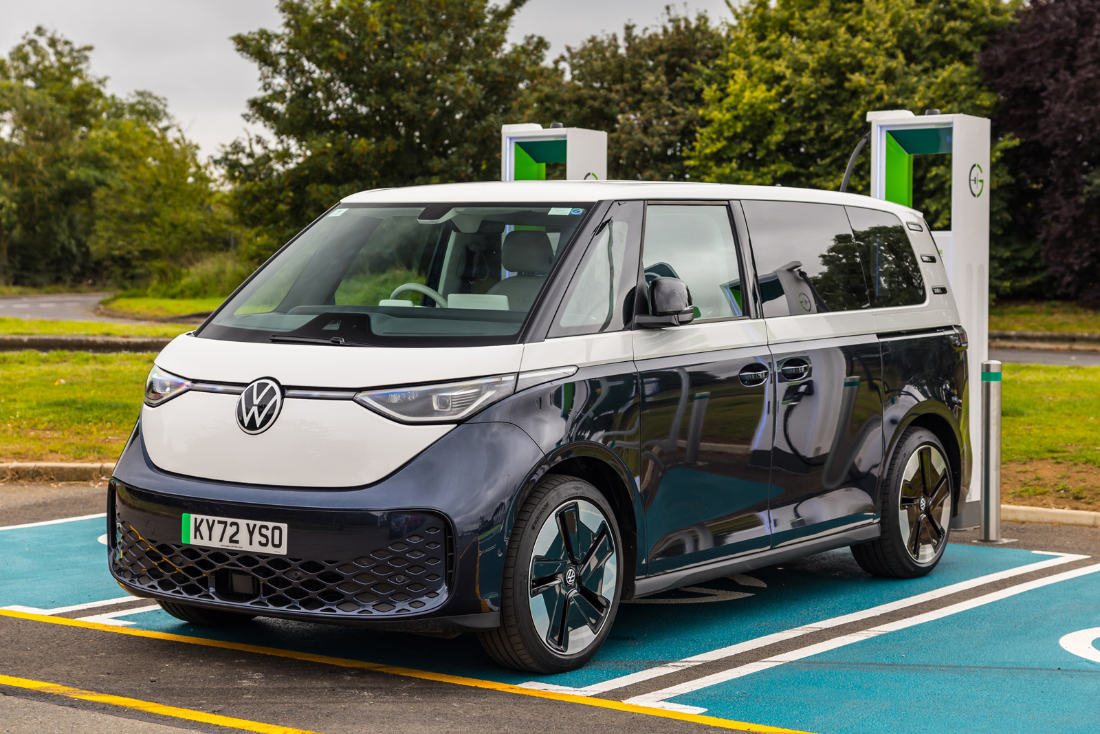 Volkswagen ID.Buzz Review 2024 | CARWOW LEASEY